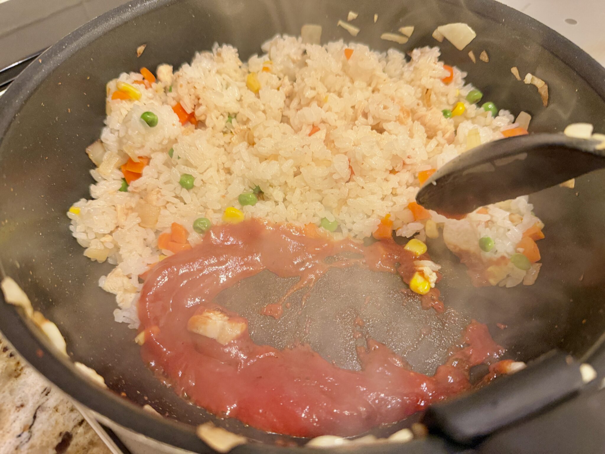 【簡単ケチャップライス】バターなしでも美味しい！焼きケチャップでコクUP